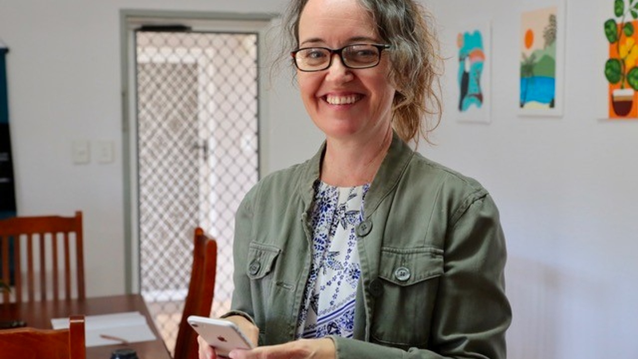 How to text politely in English