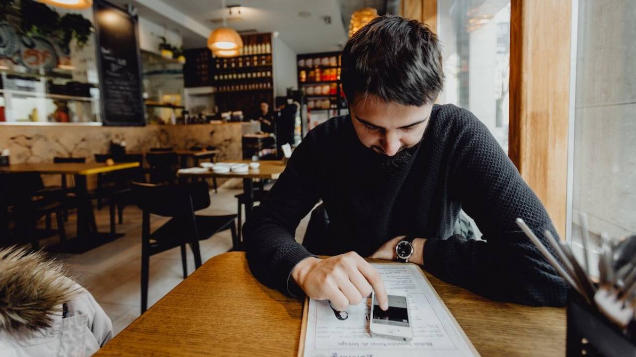 4 Surprising Effects of Phone Scrolling on Your Brain