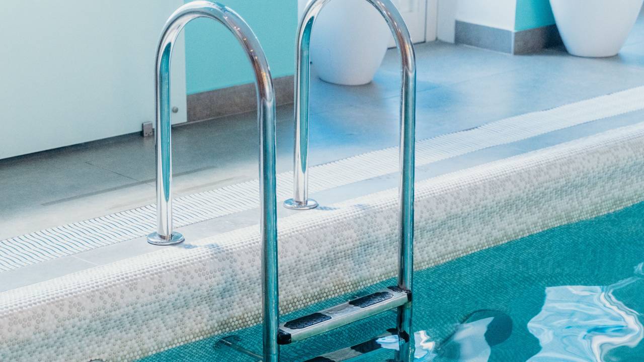 Guidance: Hazards in and around the swimming pool environment