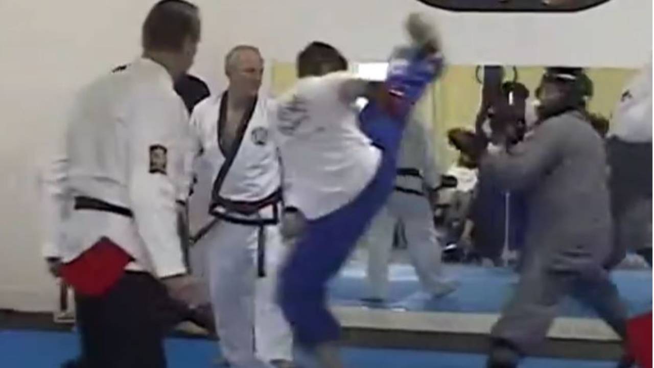 A Fighting Strategy for Self-Defense: Receive and Return