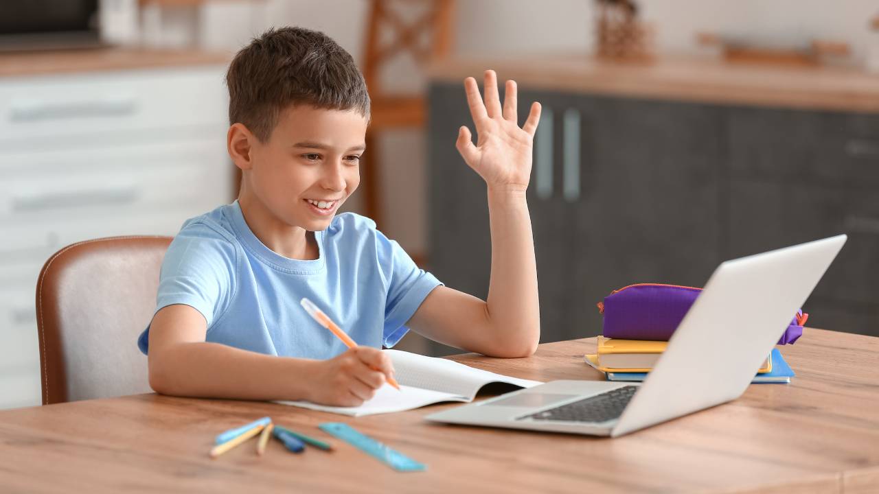 The Hybrid Model for Deaf and Hard of Hearing (DHH) Teachers