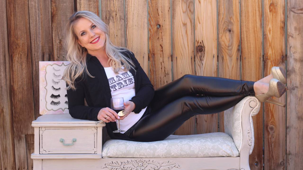 Kelsey Miles. Simply Stunning Lash Co. Feature Article.