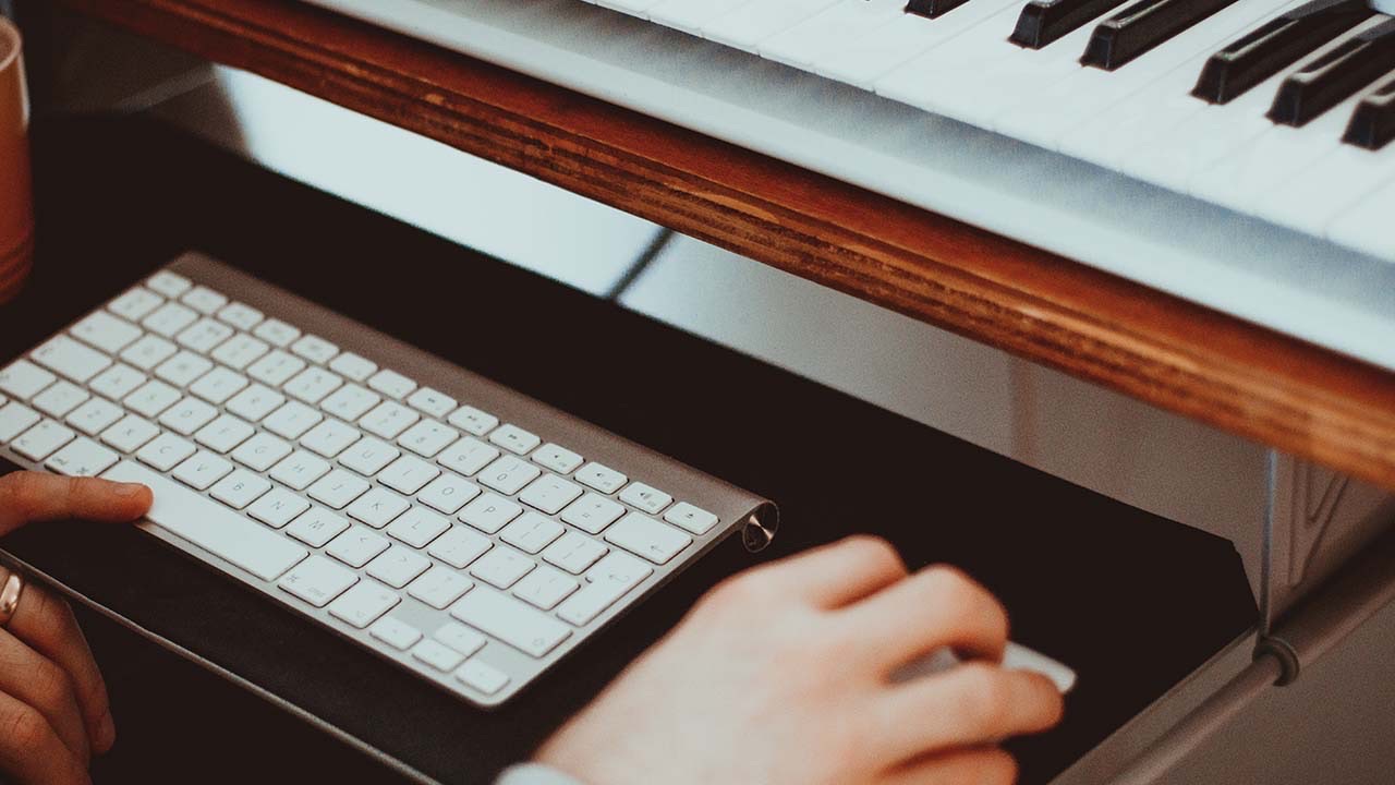 Best Home Studio Desks | 5 Pro And Beginner Options