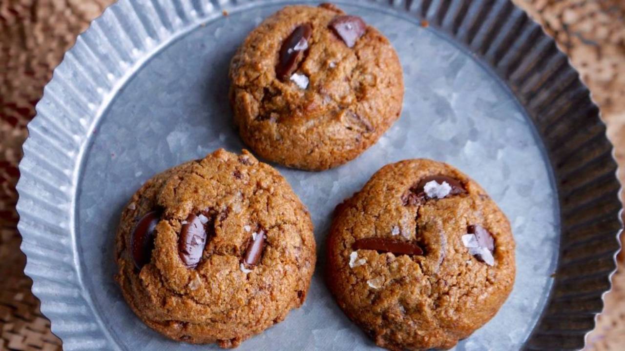 THE BEST WHOLESOME CHOCOLATE CHIP COOKIES EVER