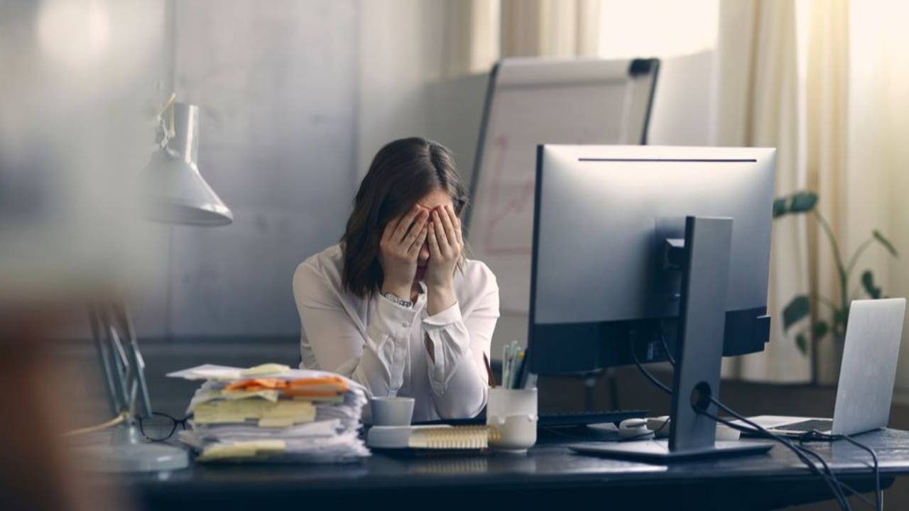 How to Help a Struggling Employee Without Making It Worse