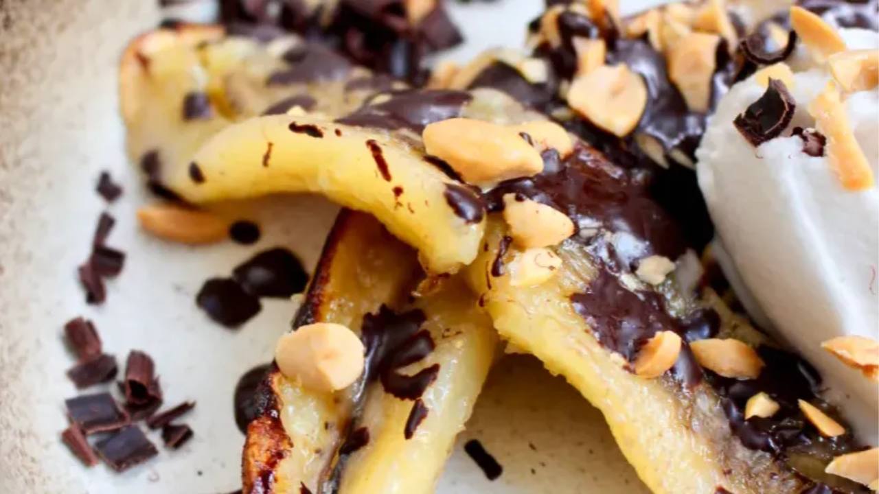 Stekt banan med riven choklad, kokosgrädde och nötter