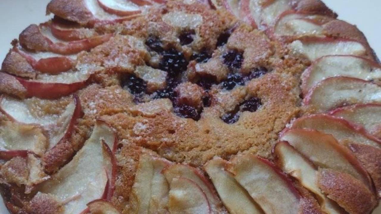 Recipe: Apple Berry Cake