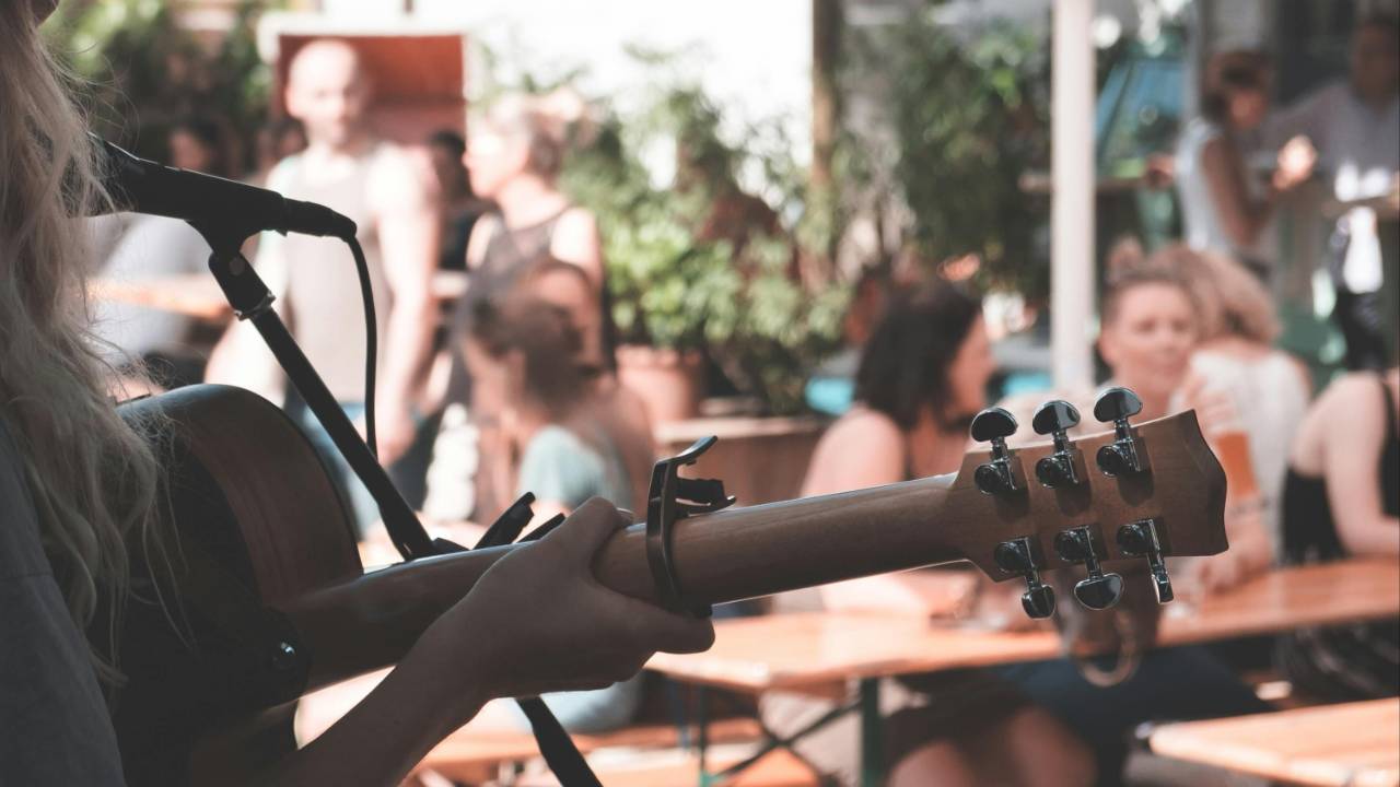 How to Write a Set List for Gigs: Free Acoustic Song Guide