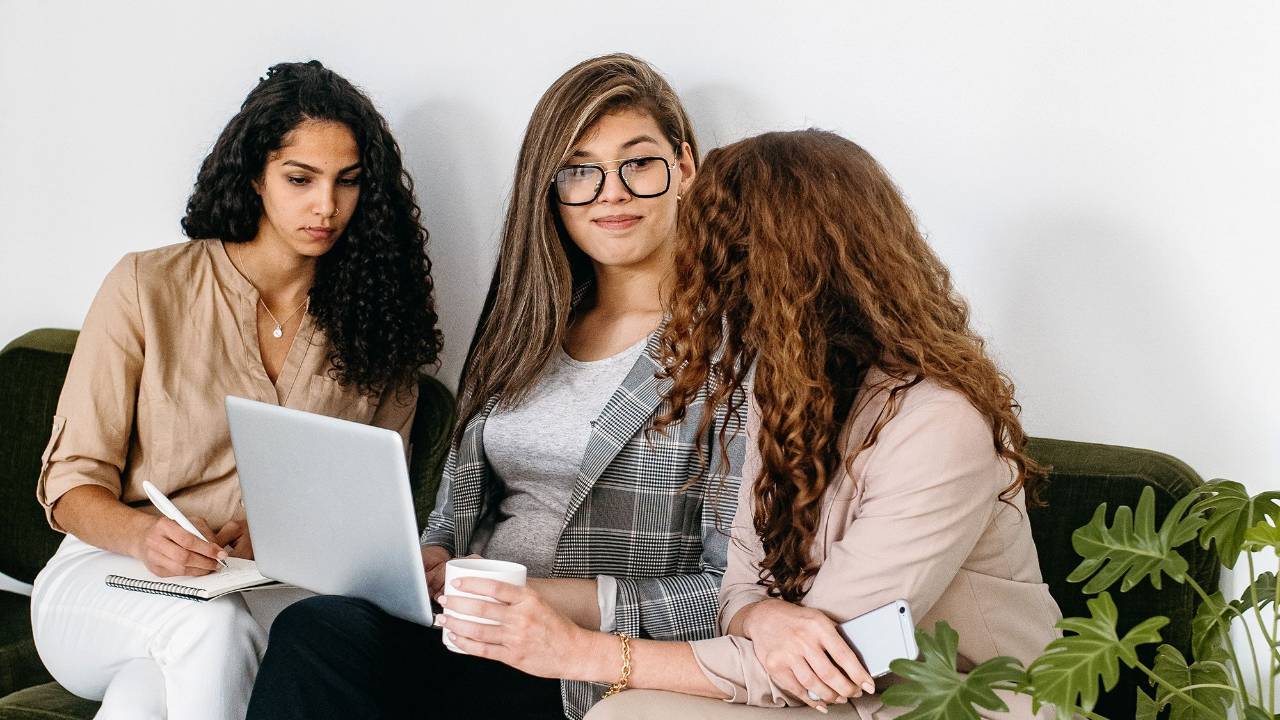 How to Set Your Rates as a Virtual Assistant in 2025