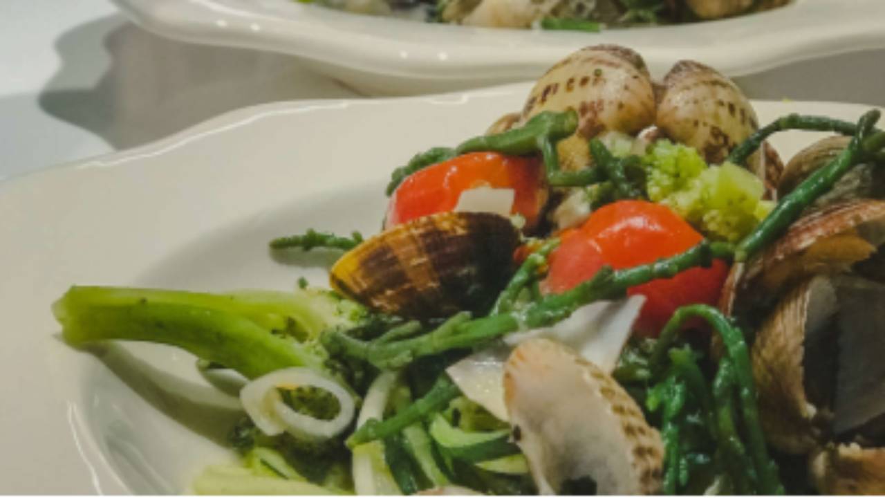 Vongole met witte selder, koolrabi en tomaat