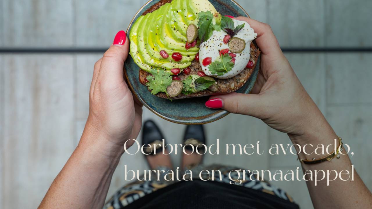 Oerbrood met avocado, burrata en granaatappel