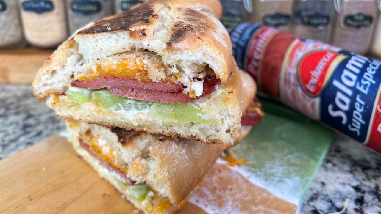 Receta de Sandwich Salami, Queso con Tomate Verde