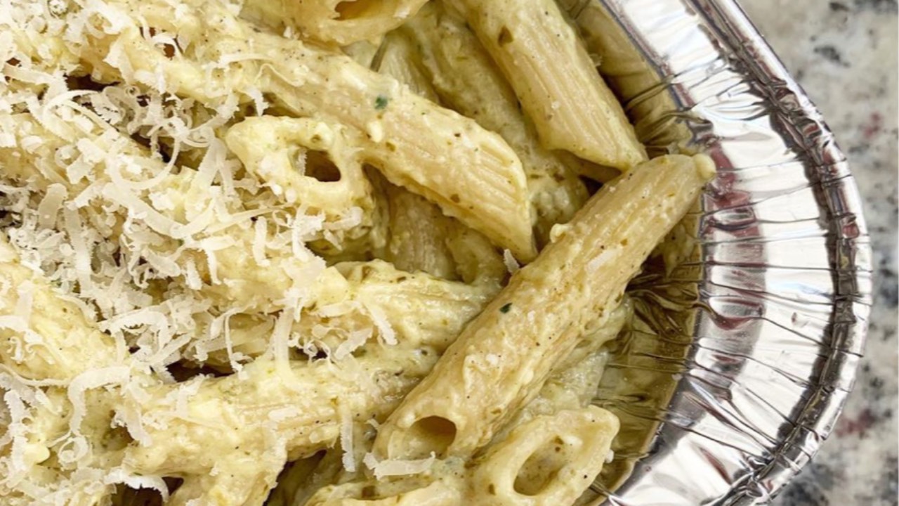 Receta de Penne en pesto cremoso con pollo a la espinaca