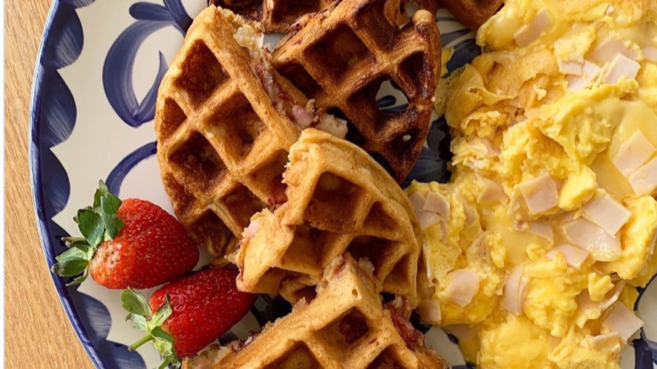 Receta de Waffles de fresa y coco con huevos revueltos