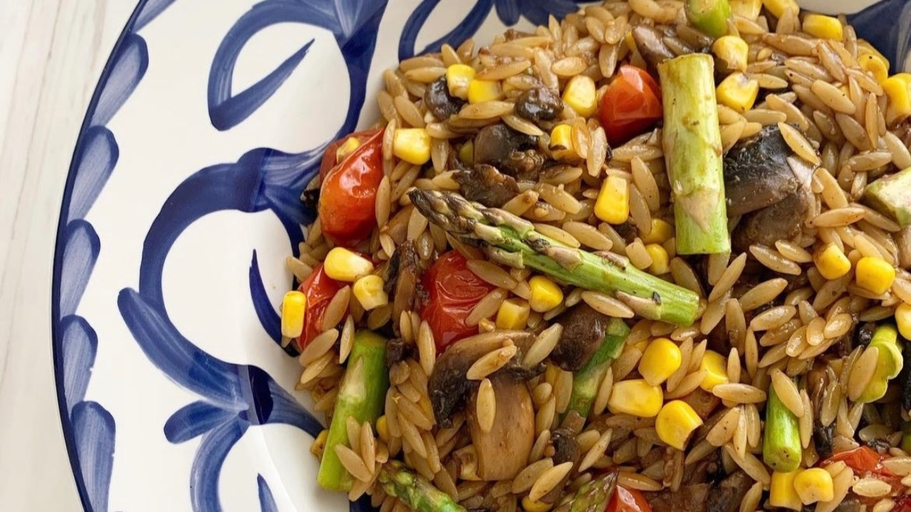 Receta de Orzo de espárragos, hongos y tomate