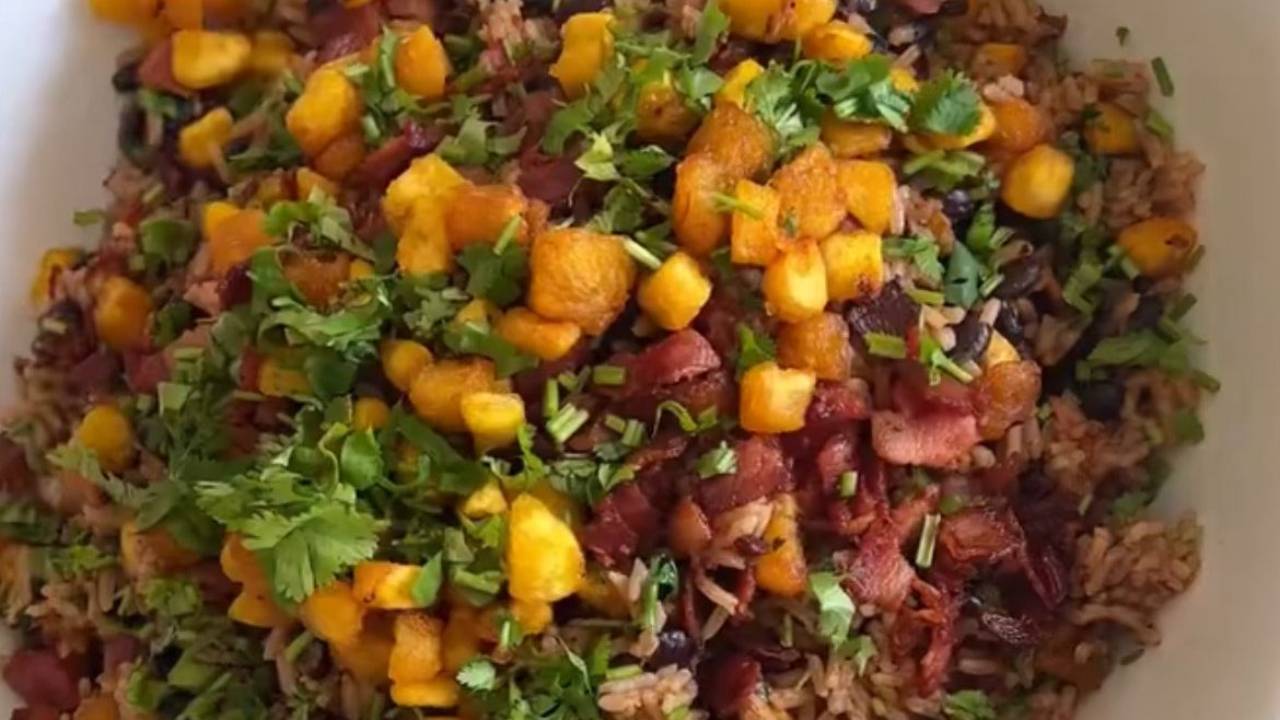 Receta de moro de habichuelas negras con plátano maduro y tocineta