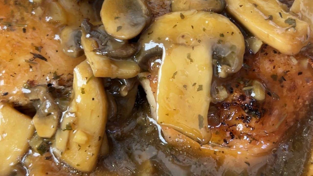 Pollo con salsa de hongos ¡Receta fácil que parece difícil!