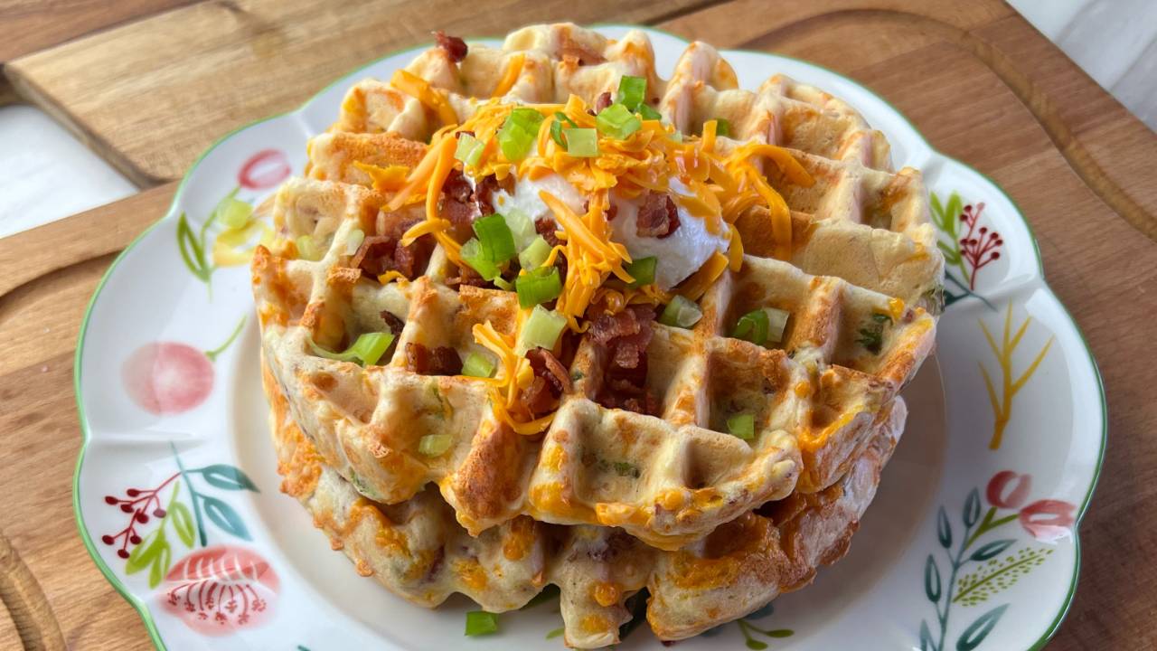 Receta de Waffle con tocineta, cheddar y puerro
