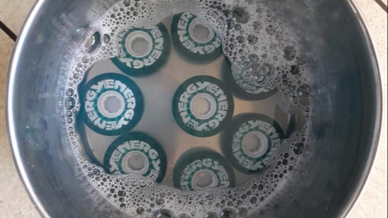 How To Dye Your Roller Skate Wheels [In 5 Minutes]