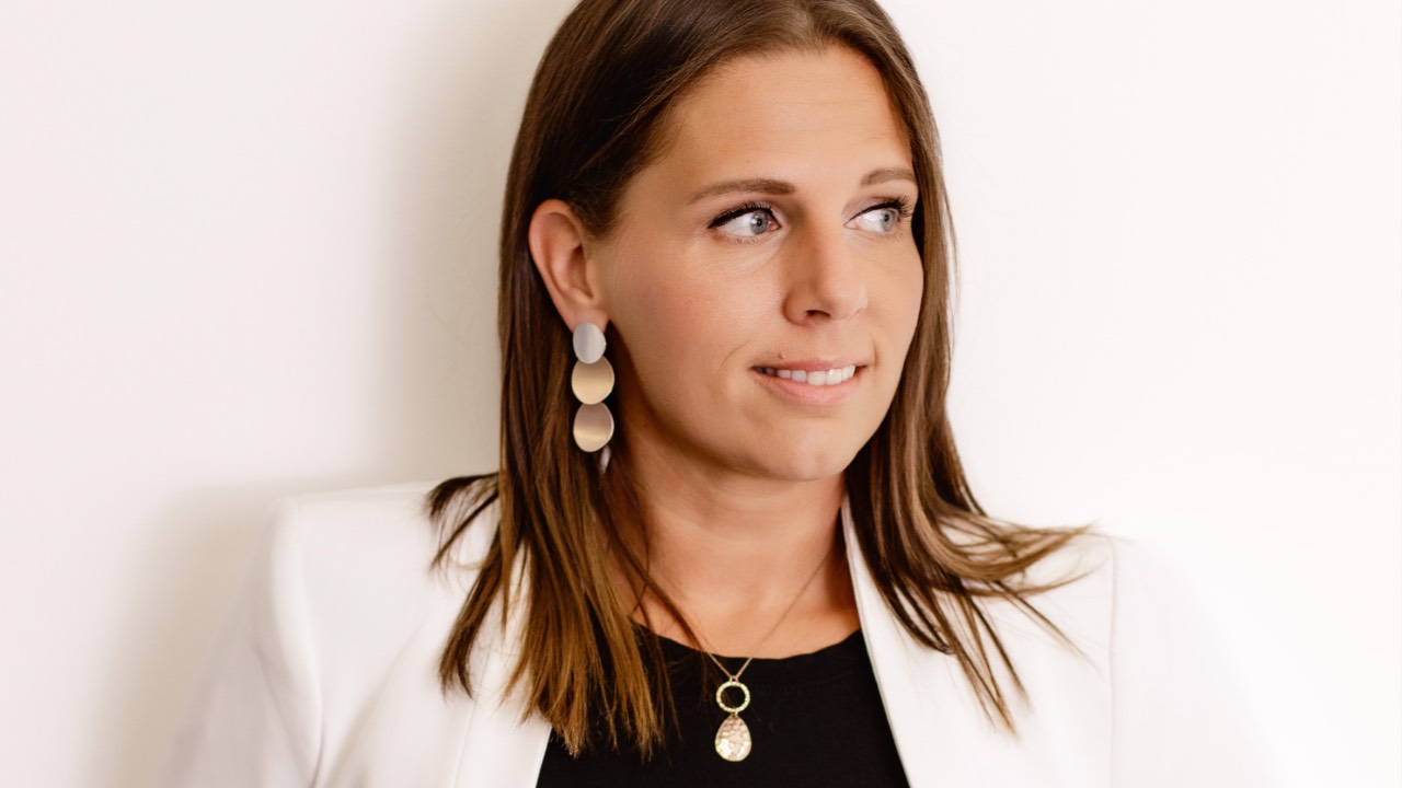 Ashley Lester is a Mindset & Health Coach for busy overwhelmed Moms