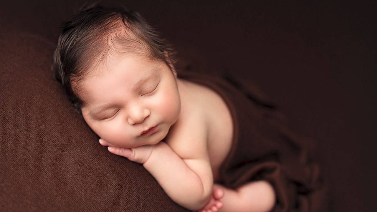 Mastering the Taco Pose: The Ultimate Guide to Newborn Photography