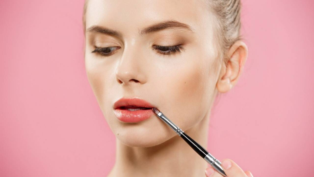 How to Make Your Lips Look Fuller for Pro Cheer Performances