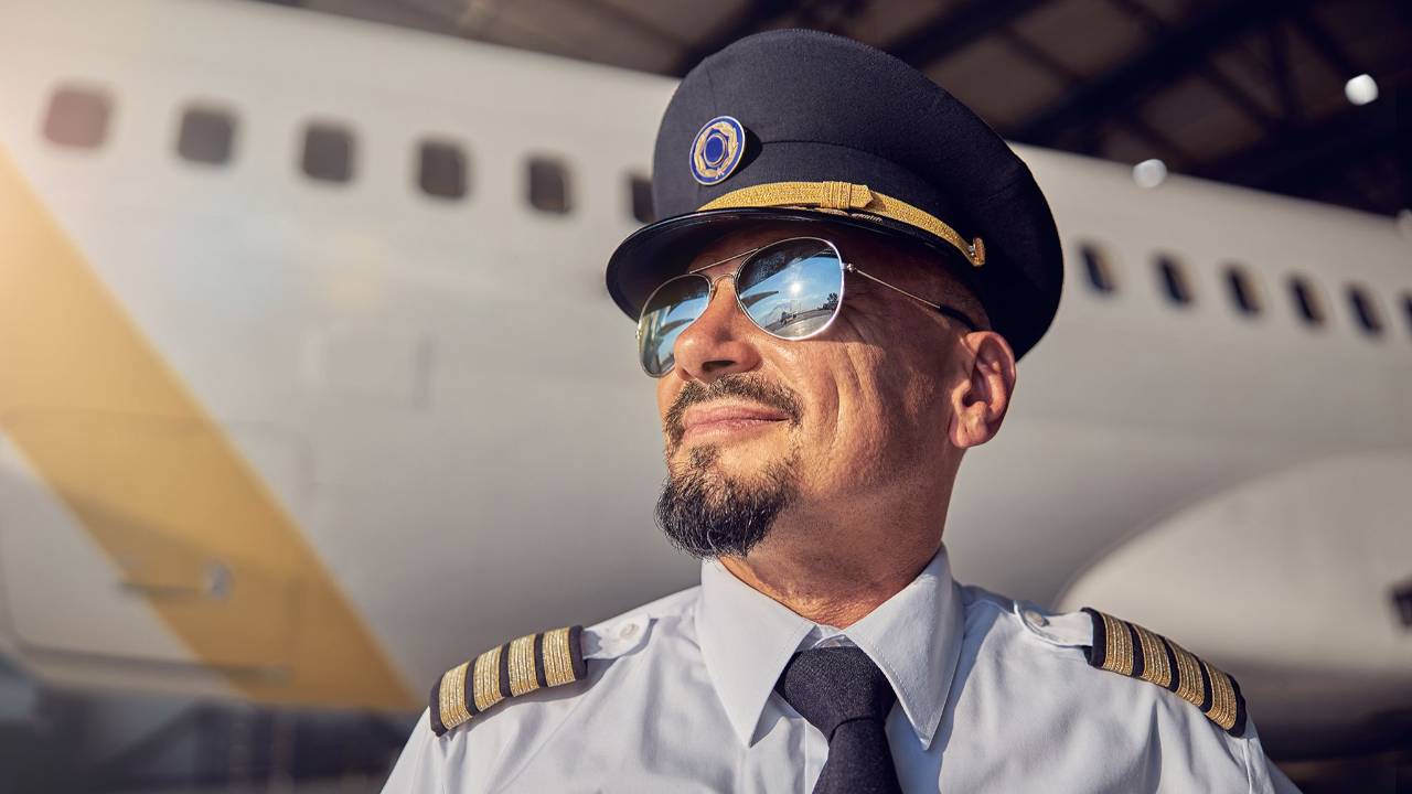 United Airlines Pilot Pay Scale 2025: Earnings & Benefits