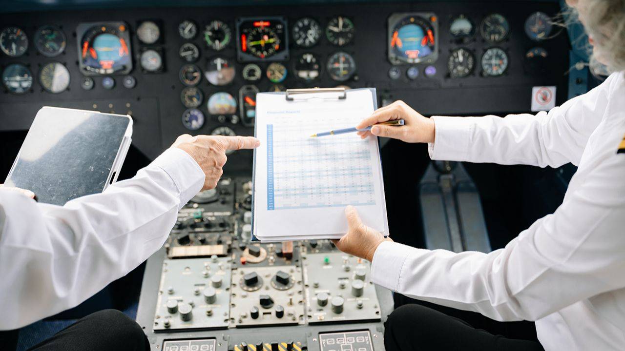 How Does an Altimeter Work: A Clear Explanation