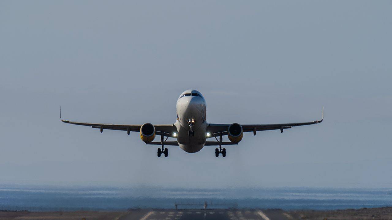 How Fast Does a Plane Go Mph? A Complete Guide to Aircraft Speeds