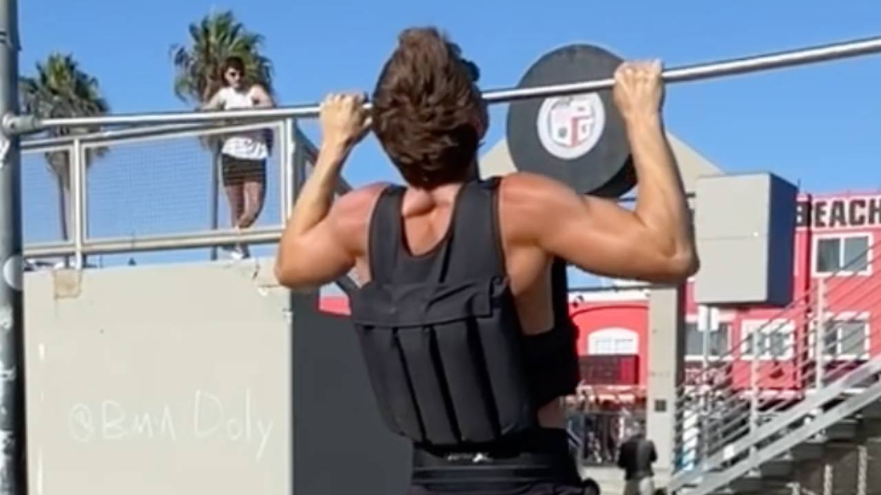 The Benefits And 3 Ways To Train Weighted Calisthenics