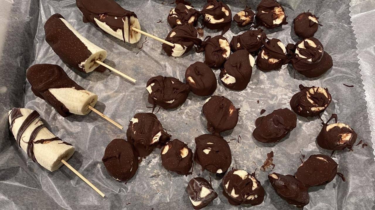 Frozen bananas covered in chocolate are an easy recipe to make.