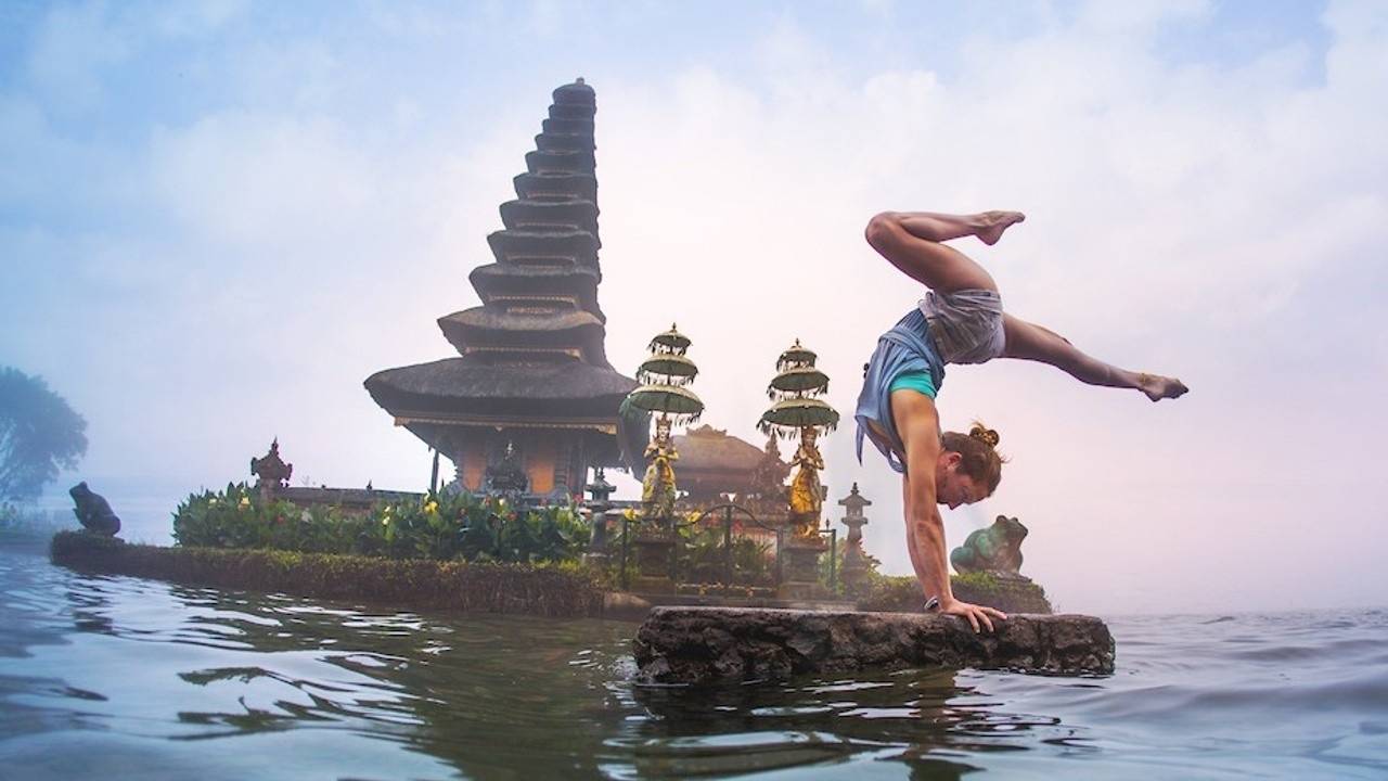 How to Handstand - 4 Handstand Drills to find Balance and Strength