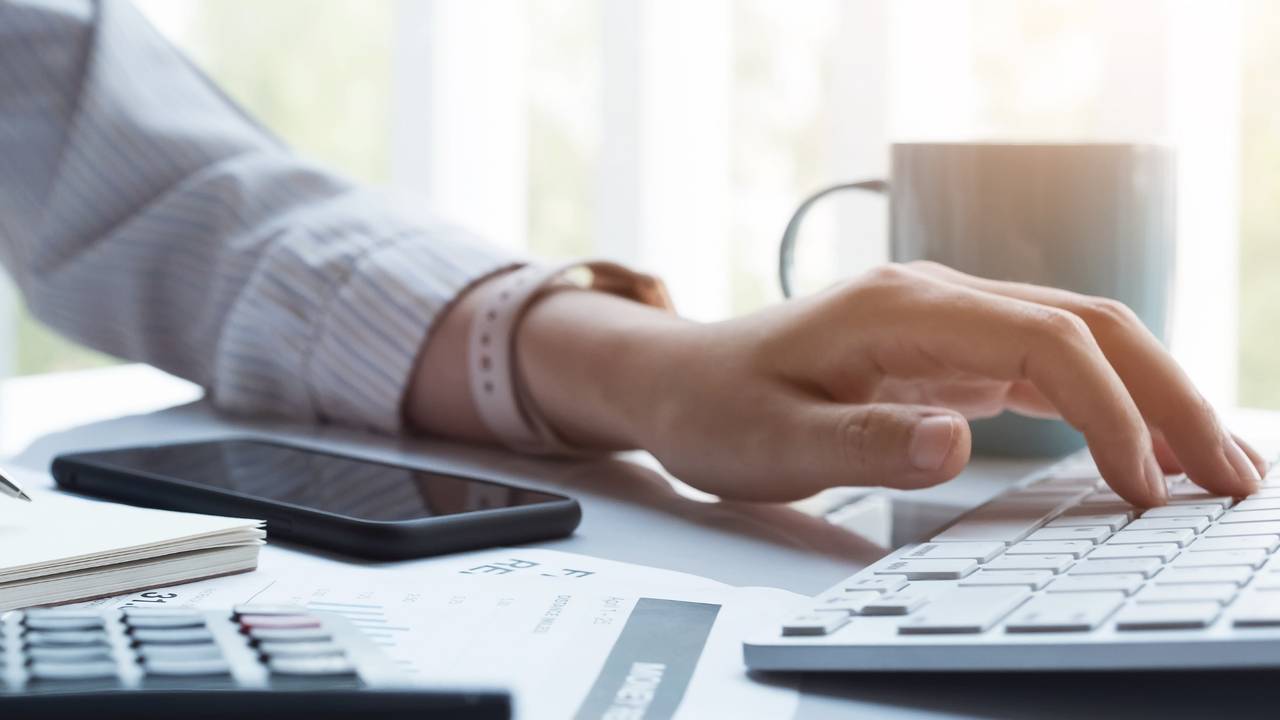 Calculating net worth: financial success, money tracking, goal setting