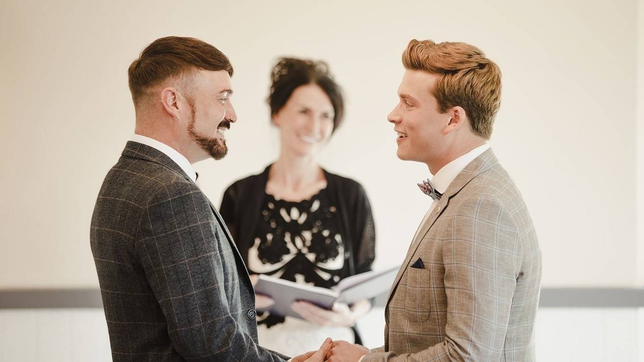 What should a wedding celebrant wear?