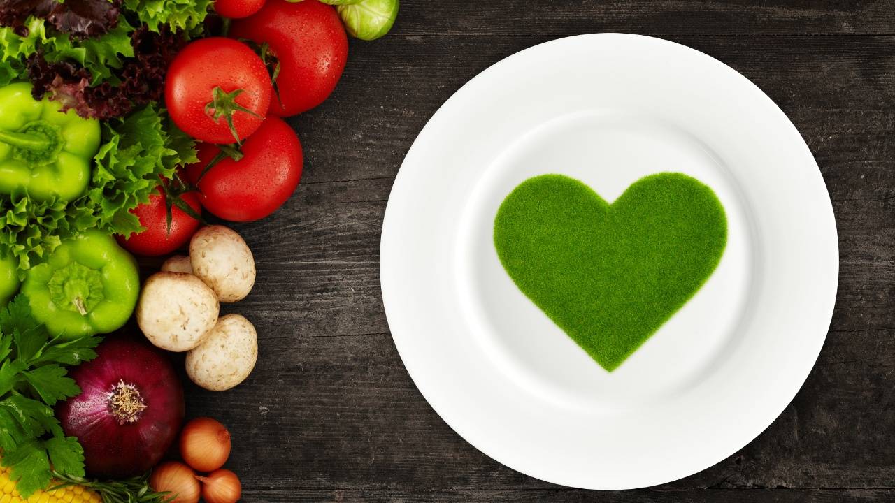 YOUR GUIDE TO MINDFUL EATING: Improve Your Relationship With Food