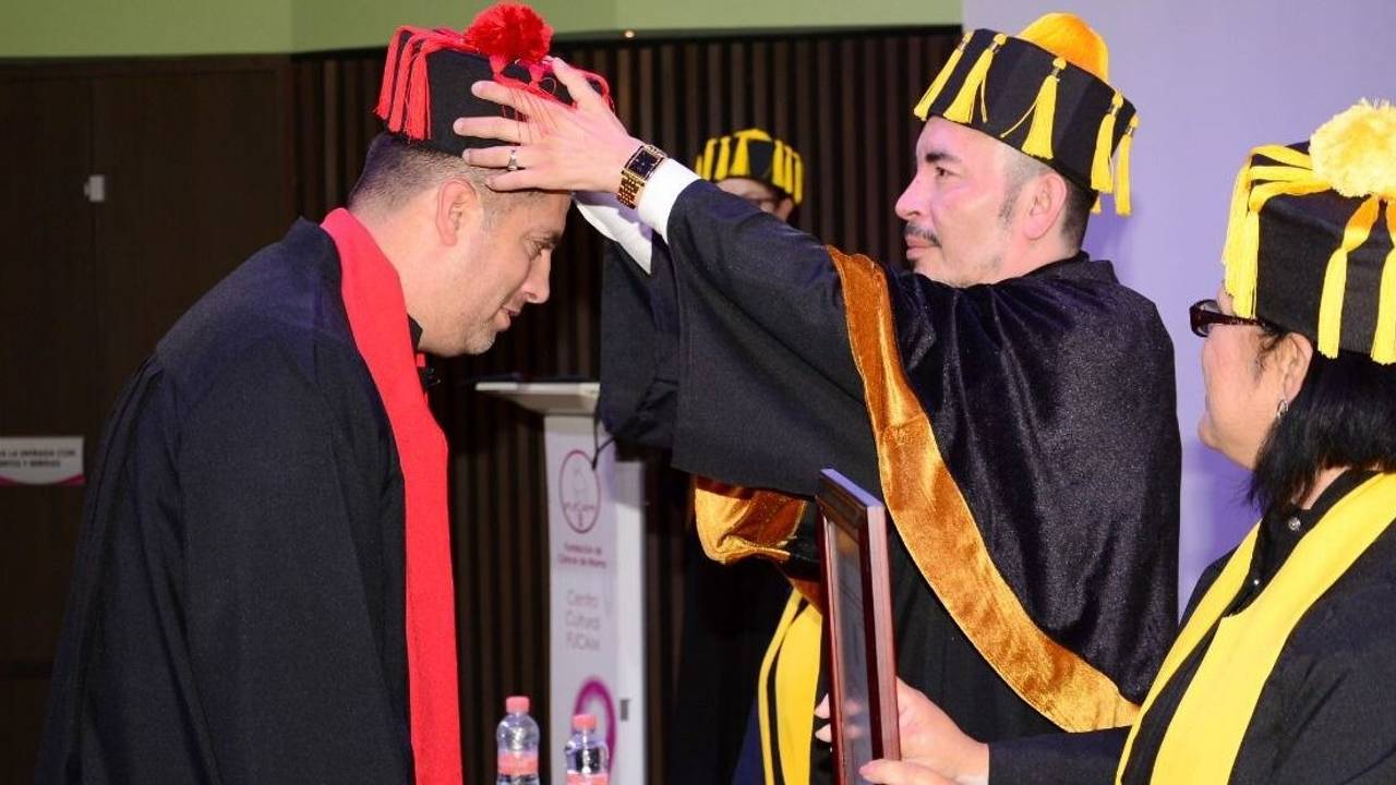 Jorge Serratos recibe doctorado honoris por el movimiento sinergético