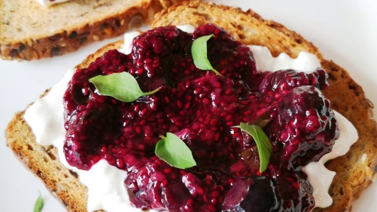 Mermelada de frutos rojos y albahaca