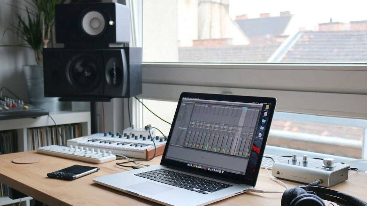 How To Find The Right Studio Desk For Your Room