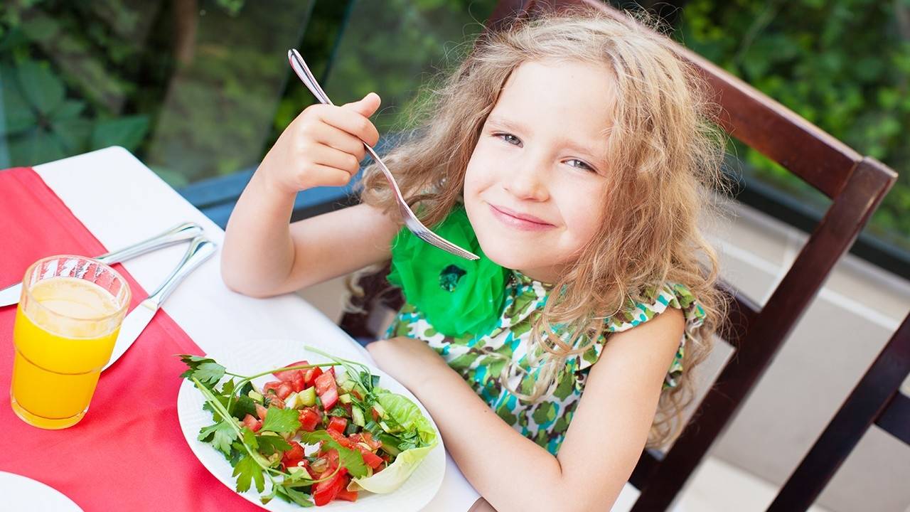 How to Help Your Children Learn Healthy Eating Habits