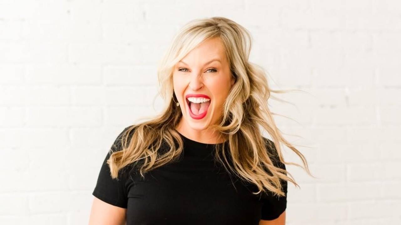 Hilarious & Engaging Female Keynote Speaker | Kelly Cochran