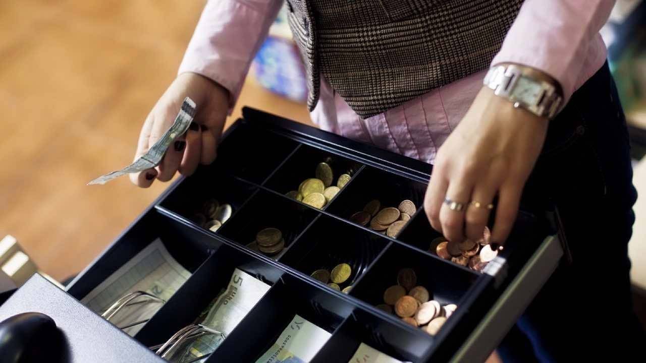 8 Cash Register Tips For Retail