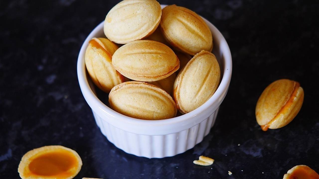 A recipes of well known beautiful and walnut shaped Russian cookies.