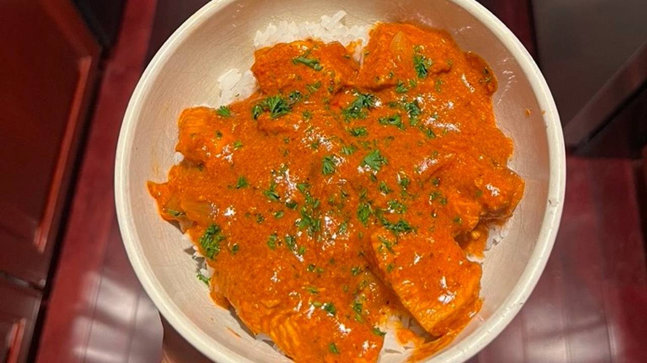 Healthy Low Calorie Chicken Tikka Masala with Protein Naan