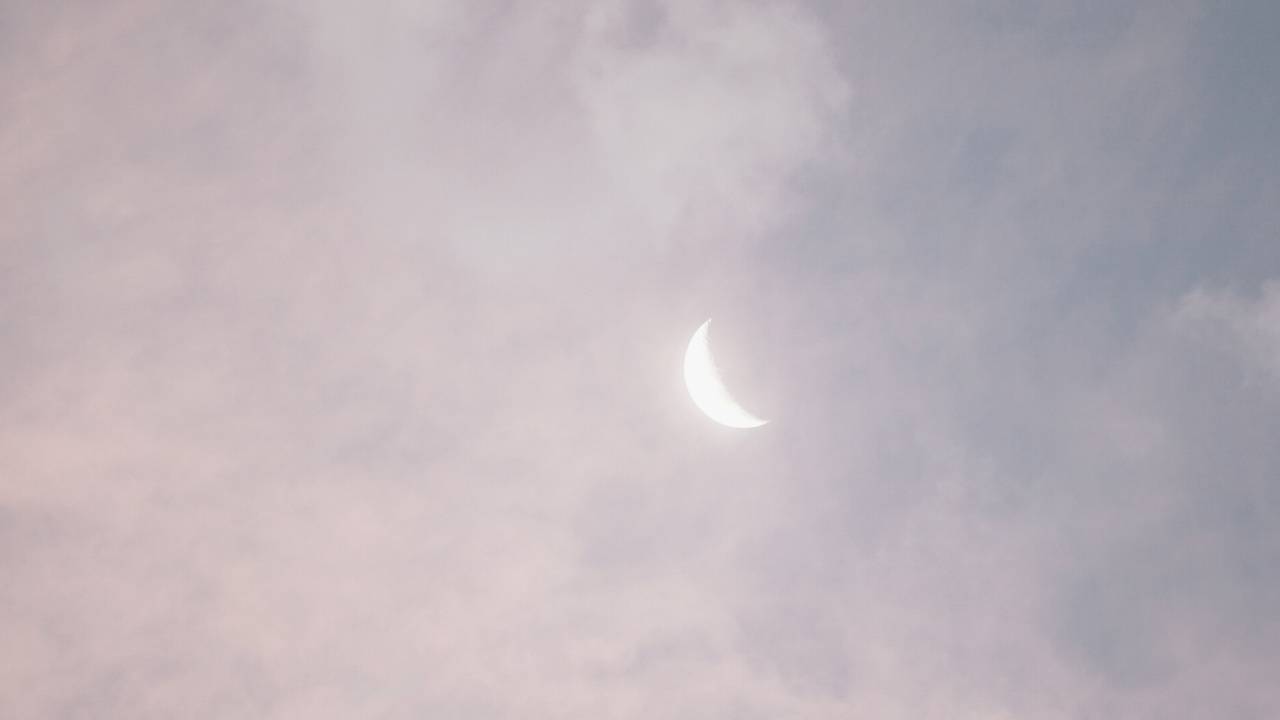 6 steps for a beautiful new moon ritual for manifesting your desires