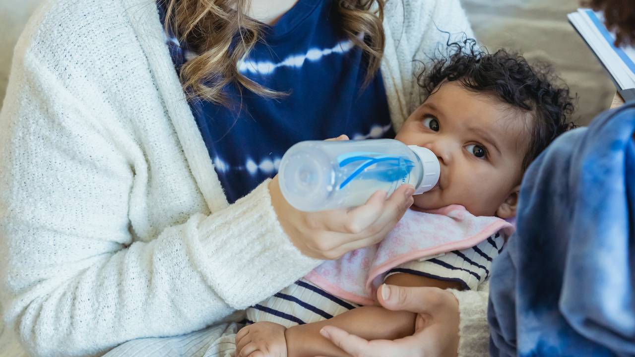 Feeding your Newborn with The Formula Mom